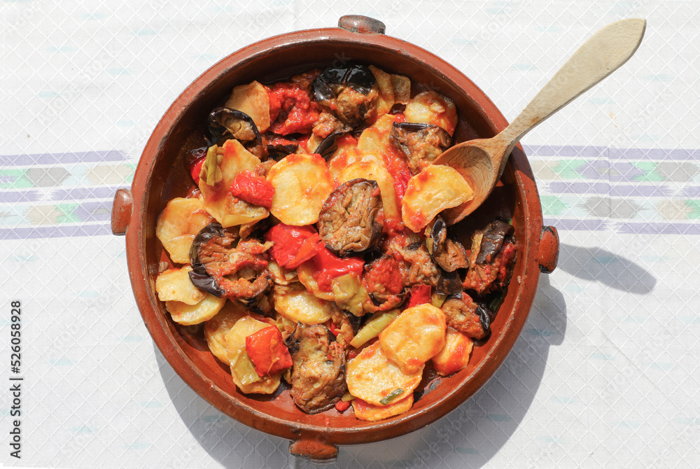 "Tumbet", en una cazuela de barro con cuchara de madera. Plato típico ...