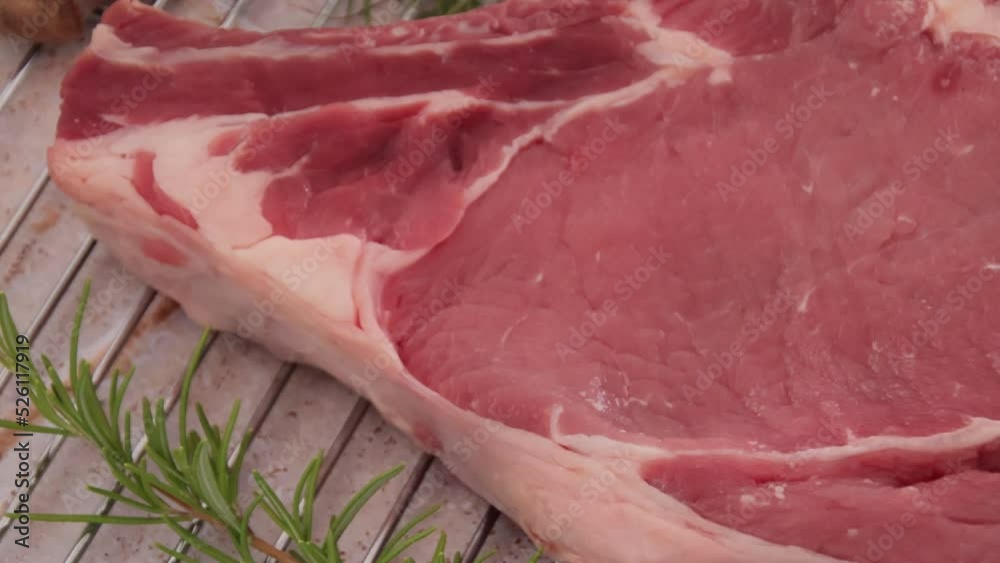 côte de boeuf cru sur une grille de barbecue Stock ビデオ | Adobe Stock