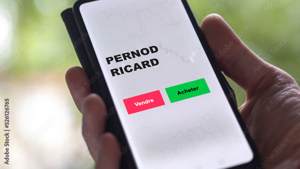 Foto de le 26 août 2022, France, un actionnaire analyse le prix de la ...