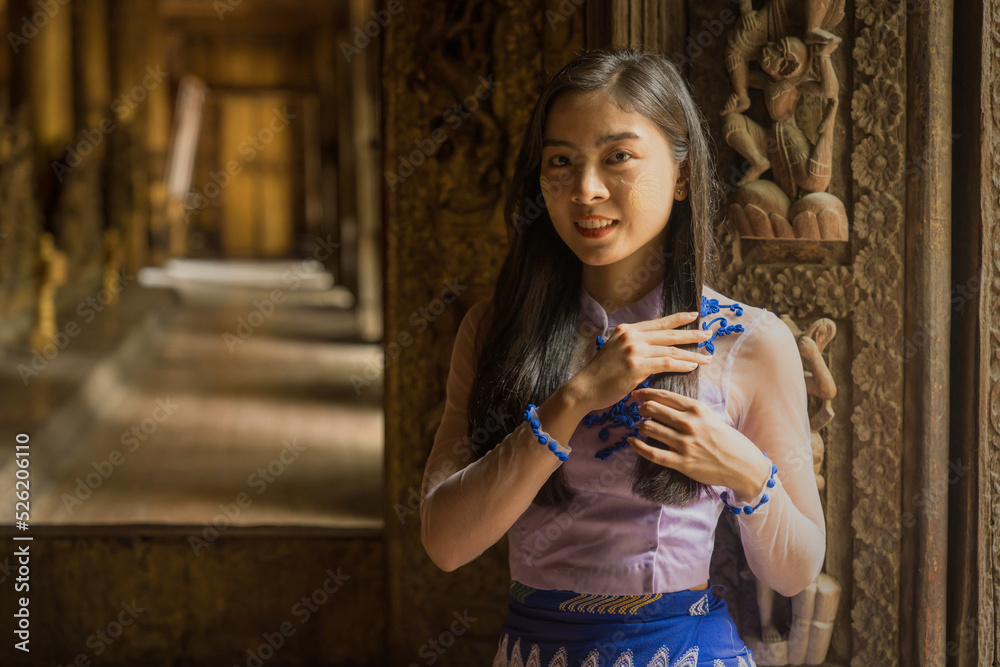 Myanmar woman in Burmese traditional dress at Shwenandaw Kyang ...