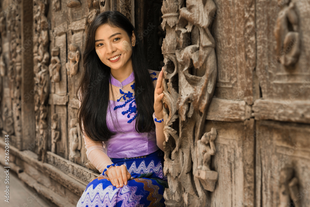 Myanmar woman in Burmese traditional dress at Shwenandaw Kyang ...