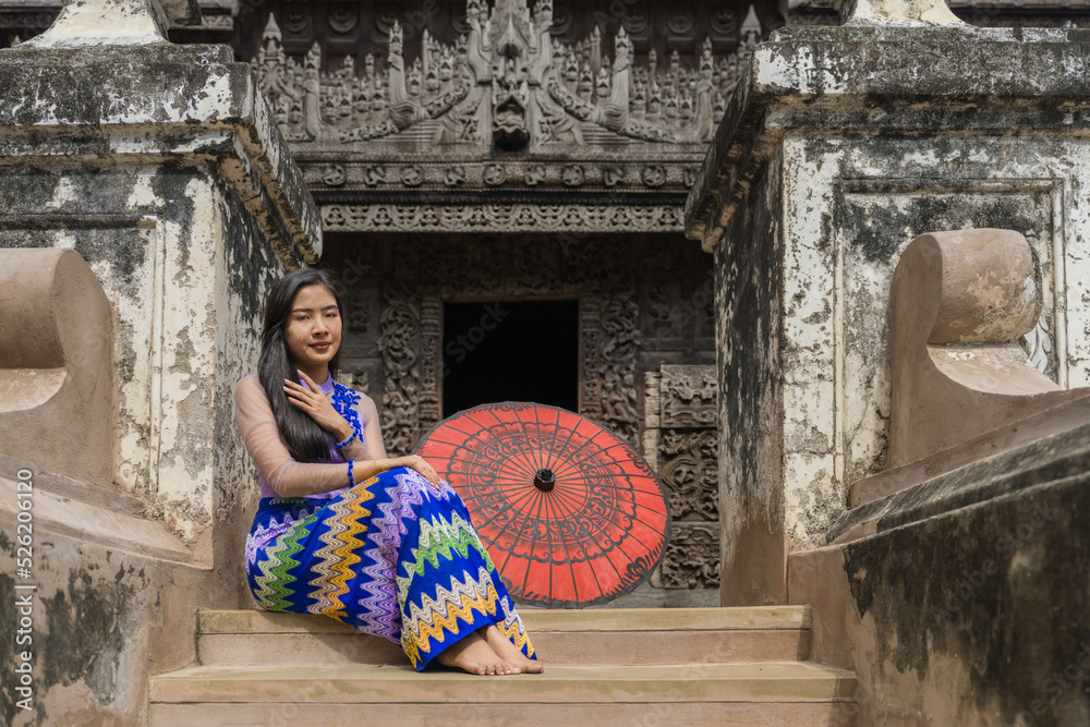Myanmar woman in Burmese traditional dress at Shwenandaw Kyang ...