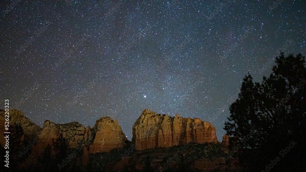 Milky way stars and starry night over the red rock mountains in Sedona ...