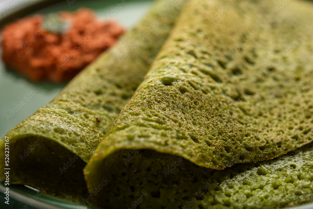 Foto de Palak dosa made using mixing spinach or keerai in batter ...