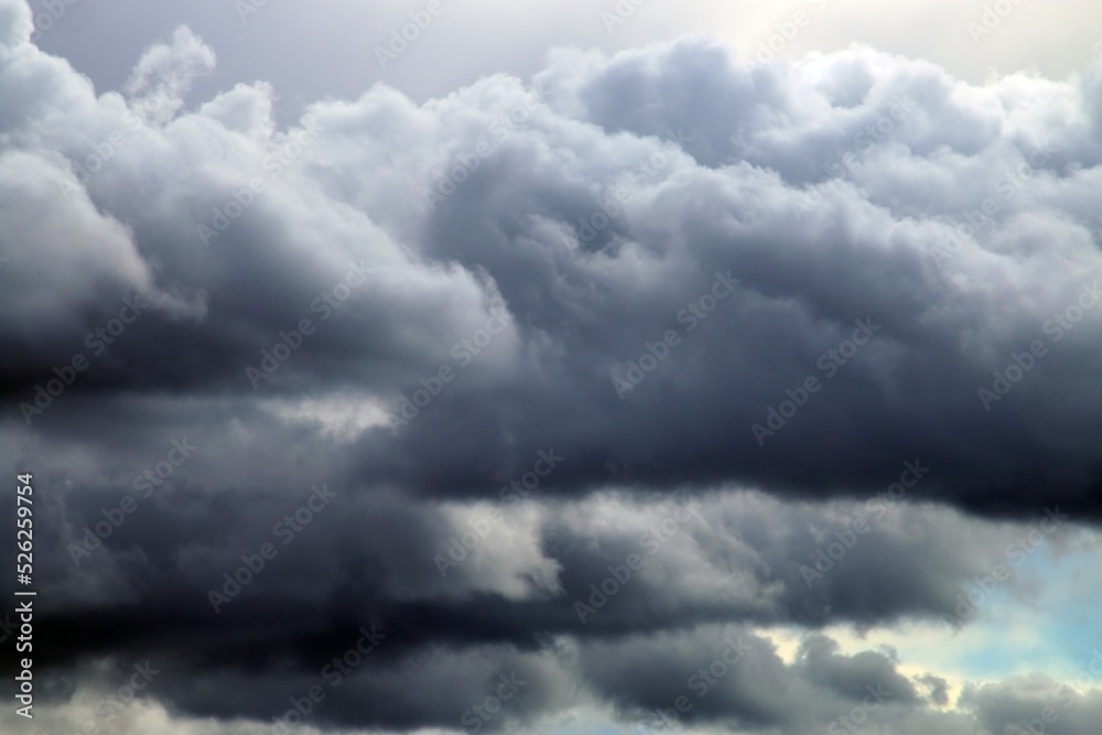 Cielo tormentoso al atardecer con nubes oscureciendo. Fondo de ...