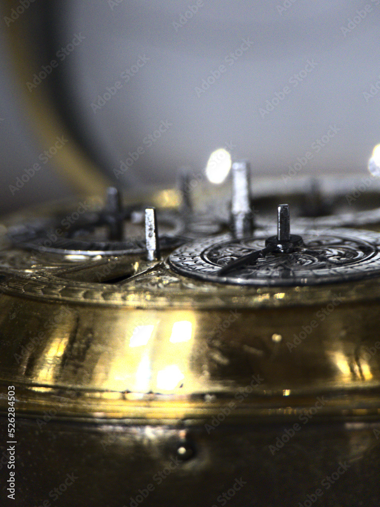 Equipment for measuring time mechanically with the help of gears (watch ...