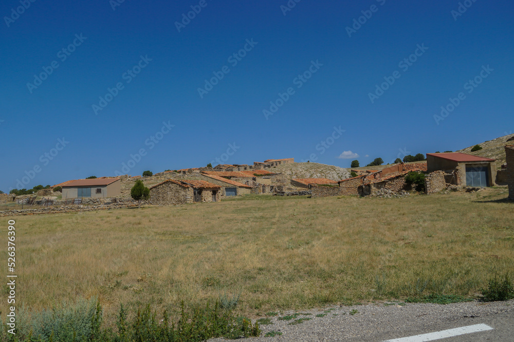 Aldea agrícola semi abandonada en tierras de Teruel, Aragón, antiguas ...