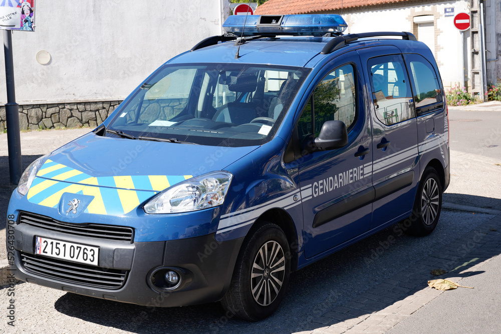 gendarmerie car peugeot partner gruau means in french Military police ...