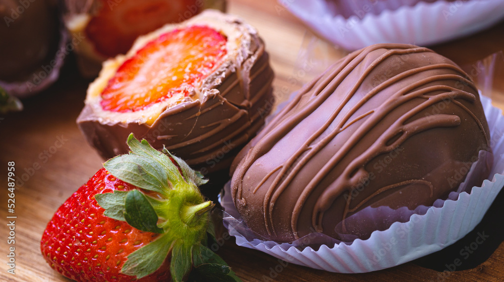 Bombom de morango em fotografia macro. Sobremesa com recheio de ...