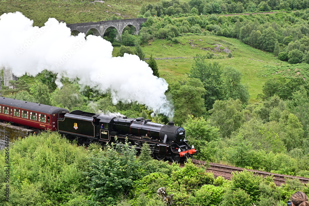 Hogwarts Express (Jacobite Steam Train) fährt über das Eisenbahn ...