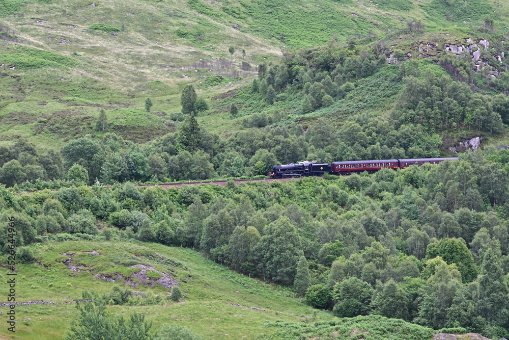 Hogwarts Express (Jacobite Steam Train) fährt über das Eisenbahn ...