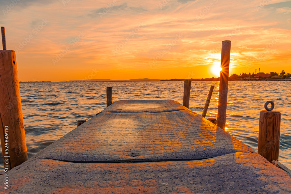 Ponton pour la pêche au bord d'un étang en Camargue dans le sud de la ...