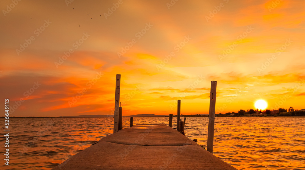 Ponton pour la pêche au bord d'un étang en Camargue dans le sud de la ...