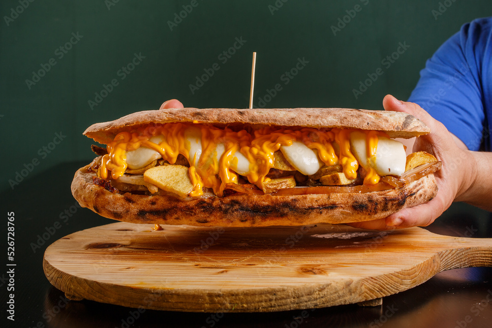 Panuozzo napoletano cotto nel forno a legna con patate al forno ...