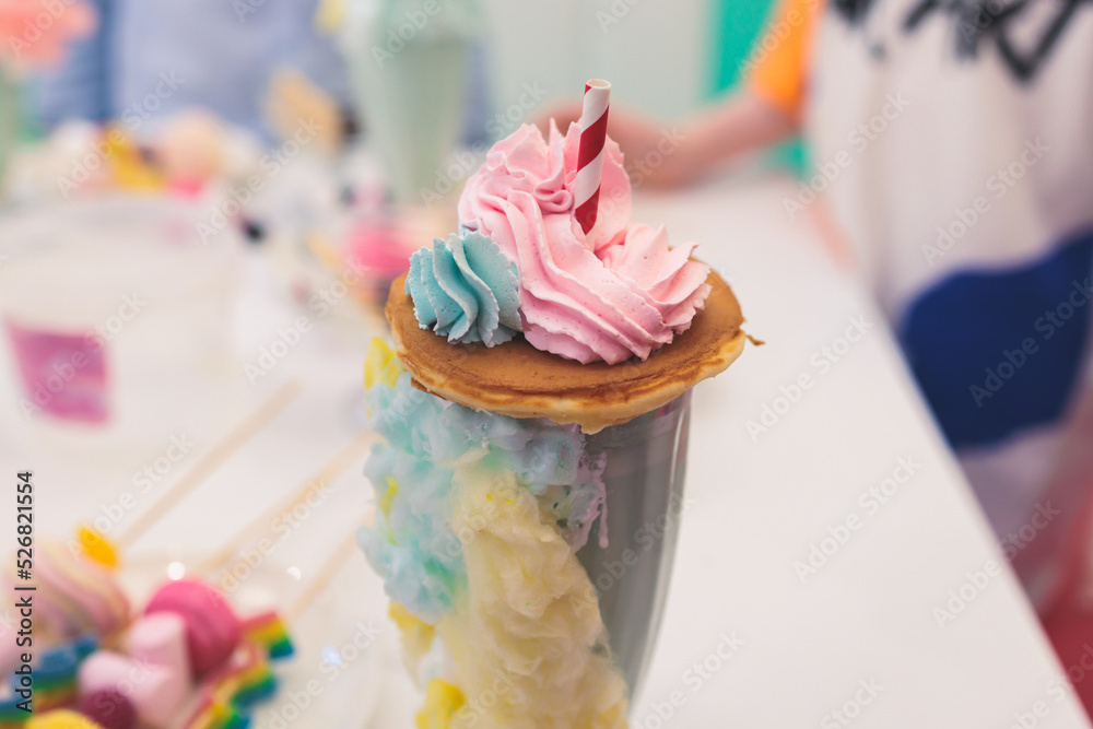 Foto de Over shake and freak shake, process of cooking extreme colorful ...
