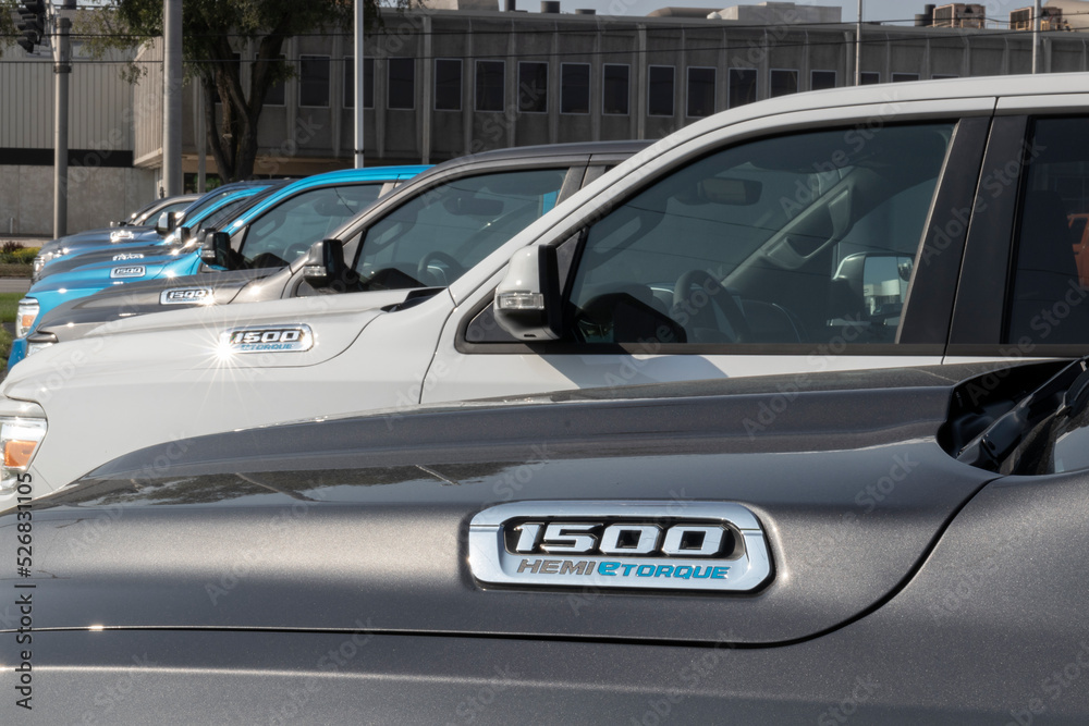 Foto de Ram 1500 Hemi eTorque display at a dealership. Ram offers the ...