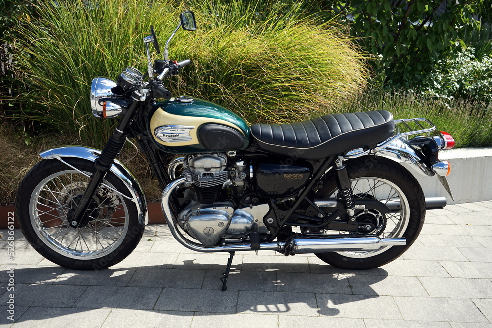 Kawasaki W 650 in Grün und Beige im Sommer bei Sonnenschein am 28.08.2022 beim Oldtimertreffen ...
