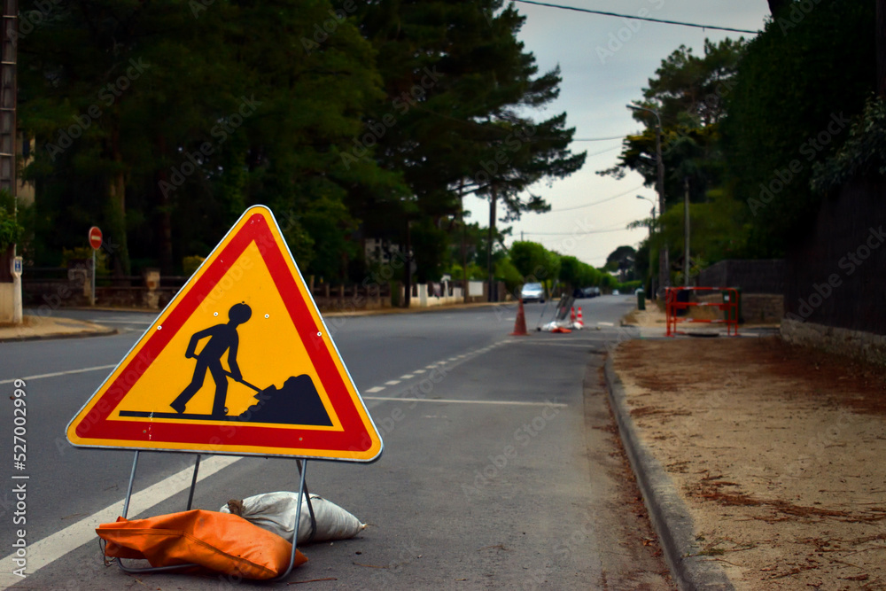 panneau de travaux dans la rue, chantier sur la route, panneau de ...
