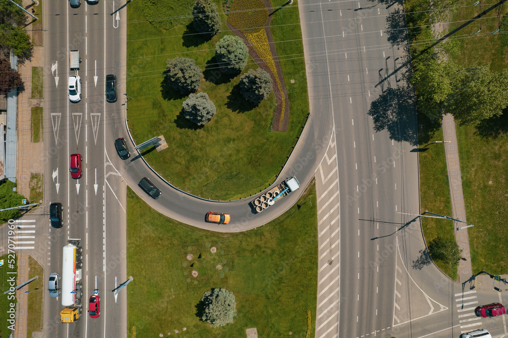 Directly above view of road with traffic, road infrastructure ...