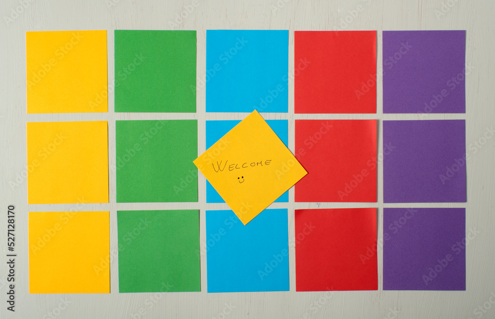 Post it de colores ordenados, en medio post it con la palabra "welcome ...