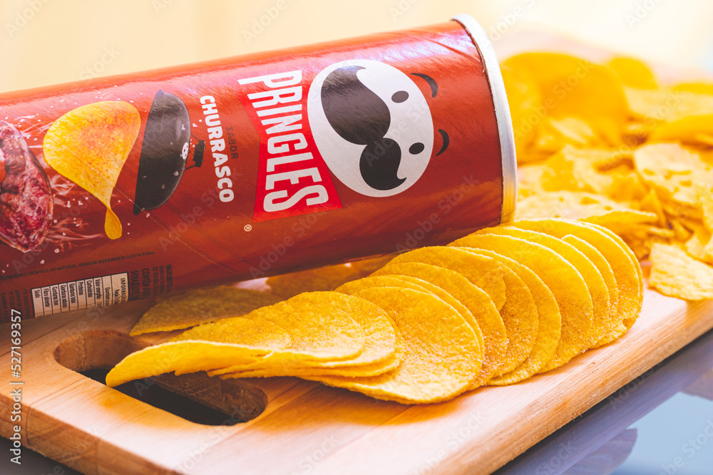 Pringles. Batata chips da marca Pringles de sabor churrasco sobre uma ...