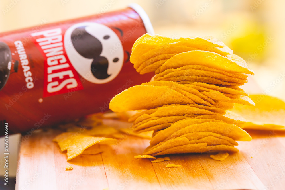 Pringles. Batata chips da marca Pringles de sabor churrasco sobre uma ...