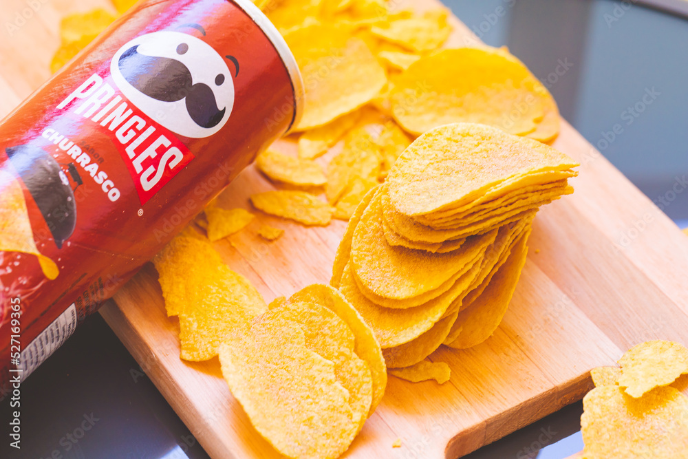 Pringles. Batata chips da marca Pringles de sabor churrasco sobre uma ...