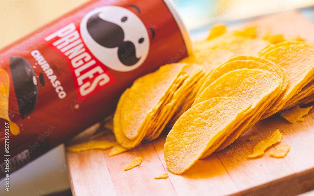 Pringles. Batata chips da marca Pringles de sabor churrasco sobre uma ...