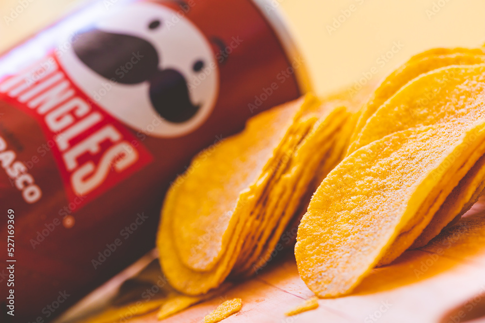 Pringles. Batata chips da marca Pringles de sabor churrasco sobre uma ...