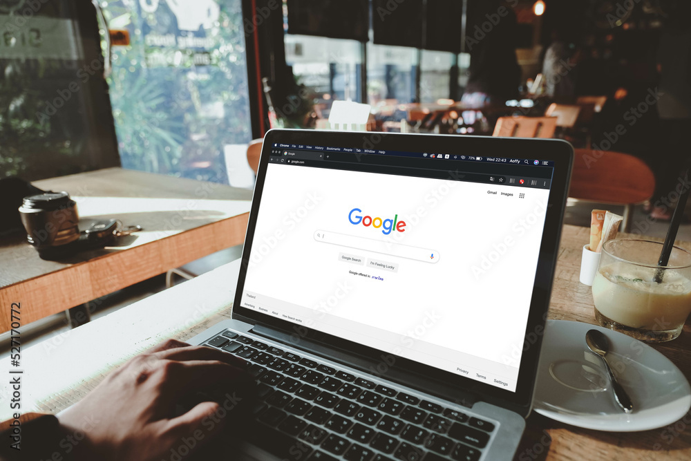 Foto de Bangkok. Thailand. AUGUST 31,2022: :A woman is typing on Google ...