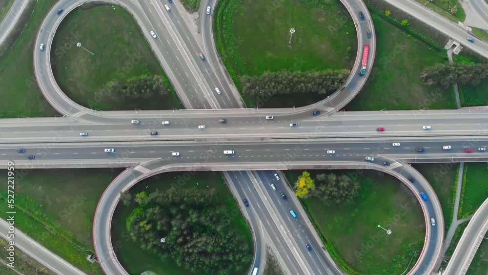 Vídeo do Stock: Drone filming the road from above. The freeway has ...