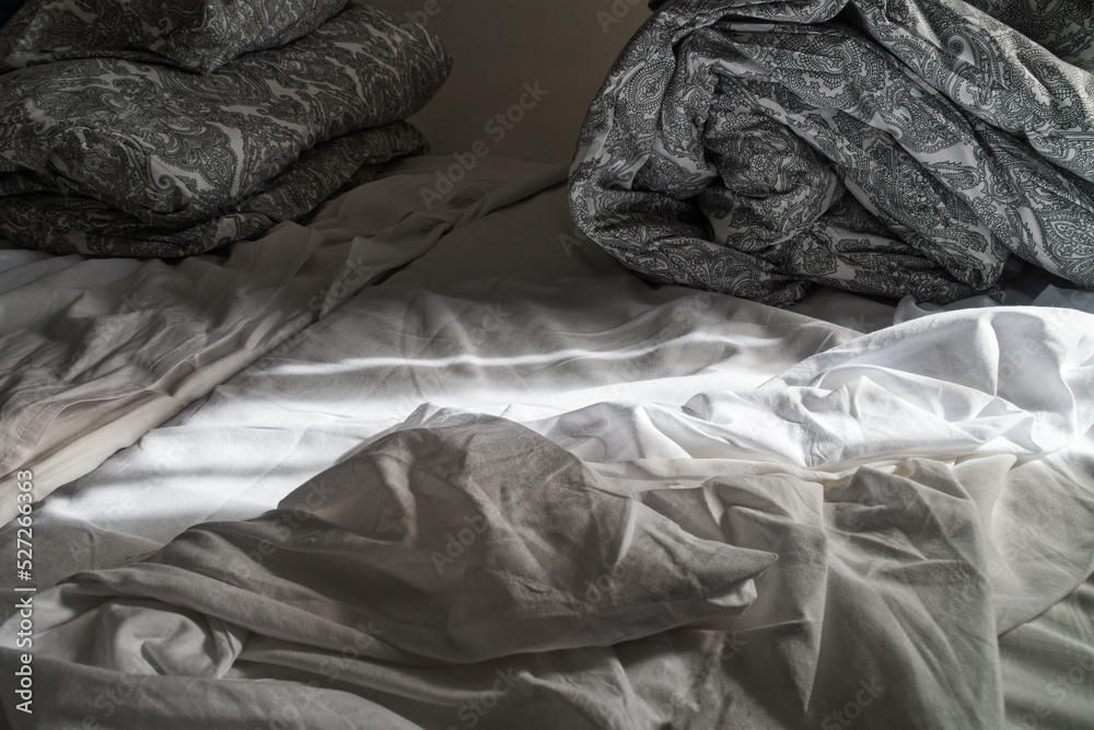 Foto de sabanas arrugadas y textura en una cama do Stock | Adobe Stock