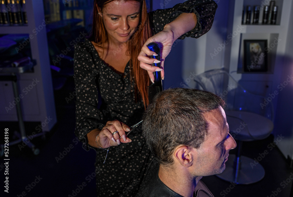 Coiffeuse au travail Stock Photo | Adobe Stock