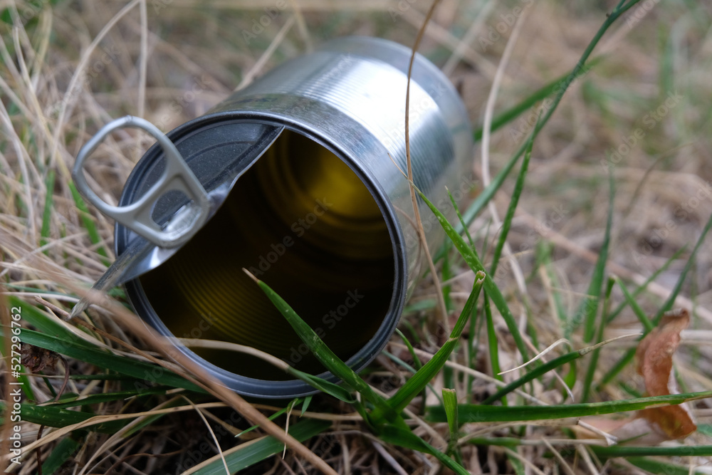 Boîte de conserve ouverte et vide dans l'herbe en gros plan Photos ...