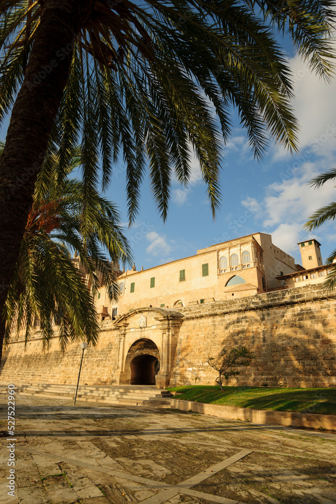 puerta del Tren, Portella moderna, integrada dentro del último recinto ...