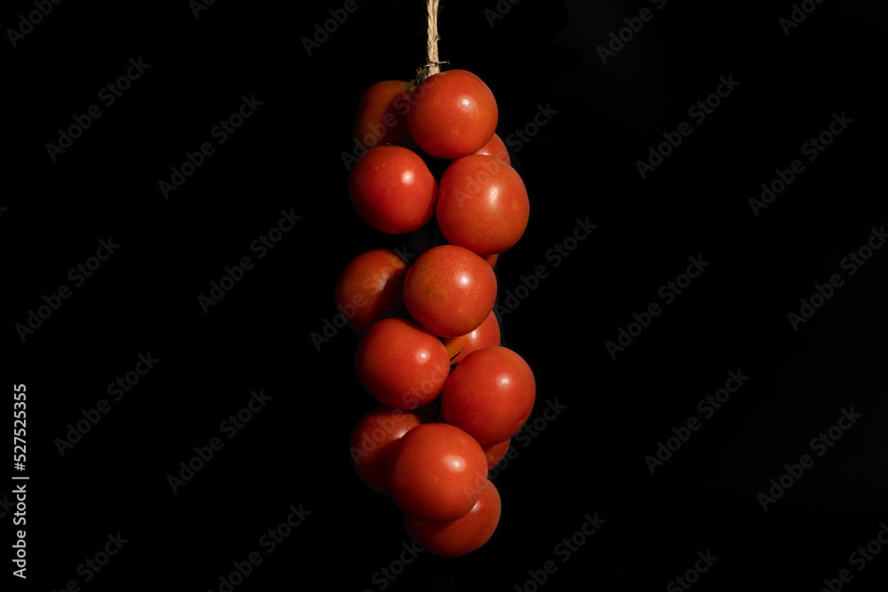 Ristra de tomates de rama (tomate de ramellet o remellet) sobre fondo ...