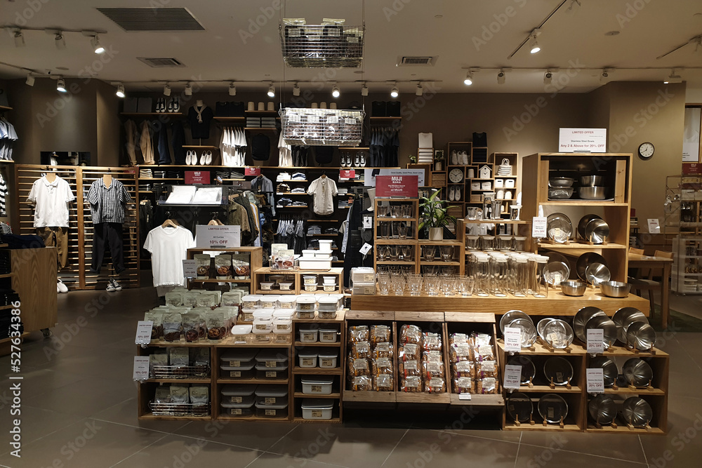 Zdjęcie Stock: KUALA LUMPUR, MALAYSIA - JULY 28, 2019: Interior view of Muji store in Pavilion ...
