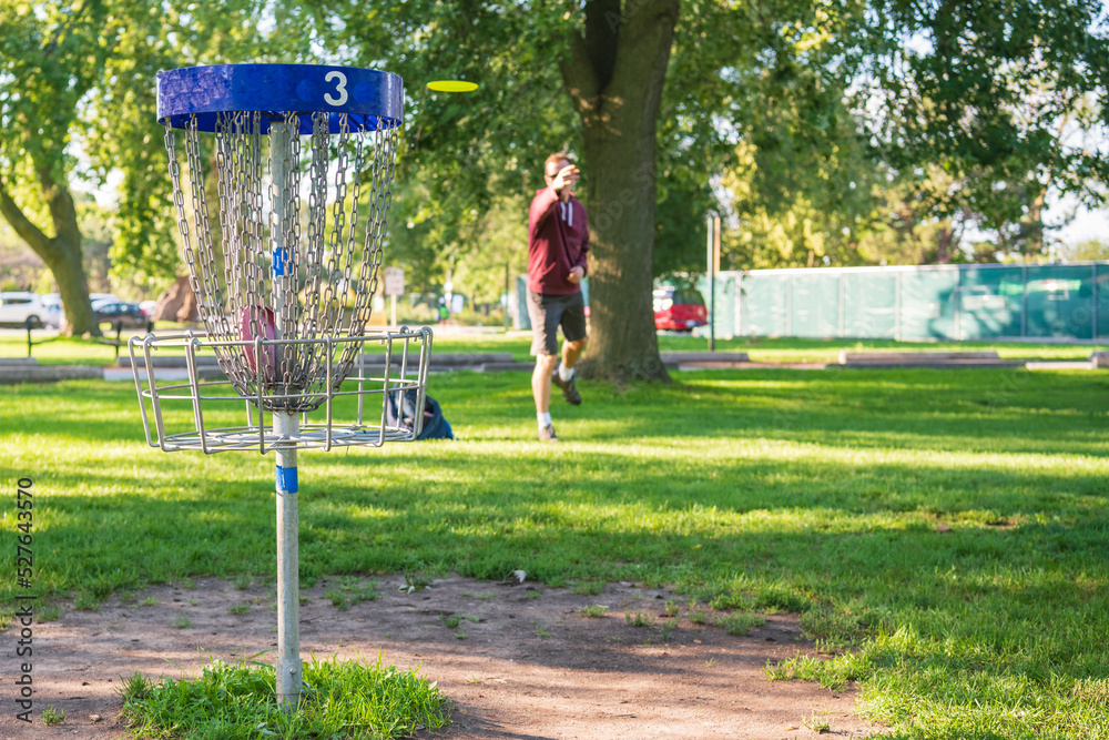 Foto de Disc golf, a flying disc sport played using rules like golf ...