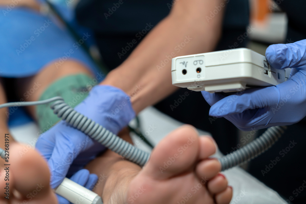 Fotografia do Stock: Blood pressure measurement from the popliteal ...
