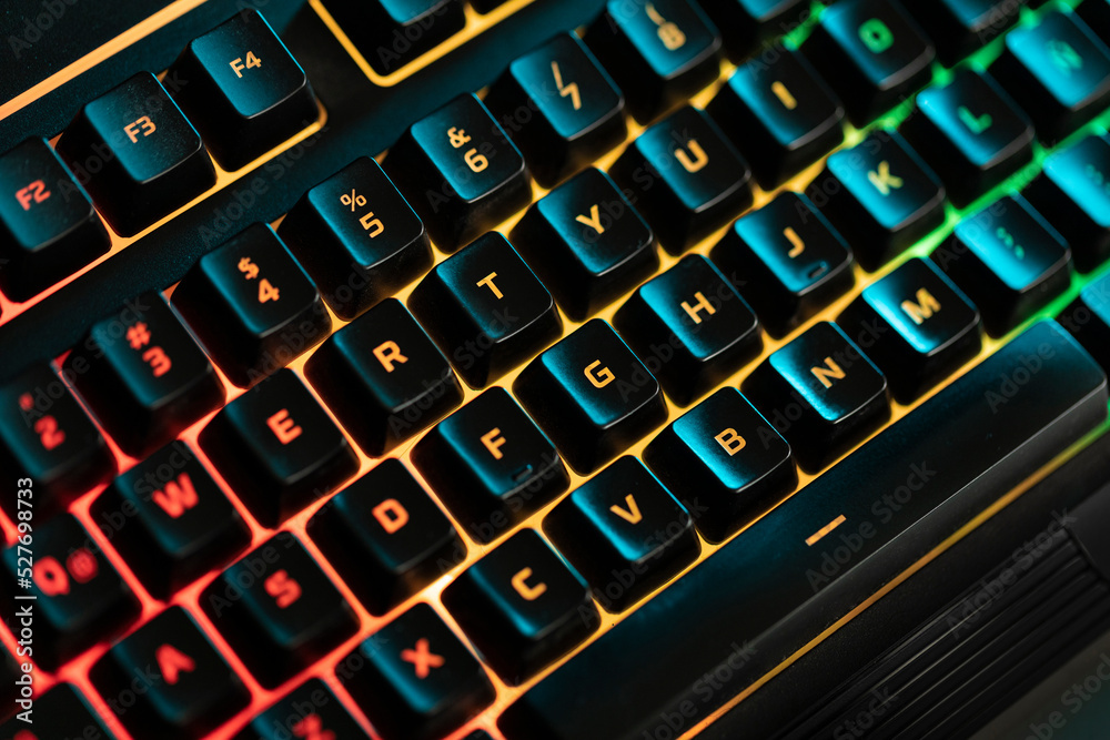 Detalle de teclado luminoso moderno RGB de colores Stock Photo | Adobe ...