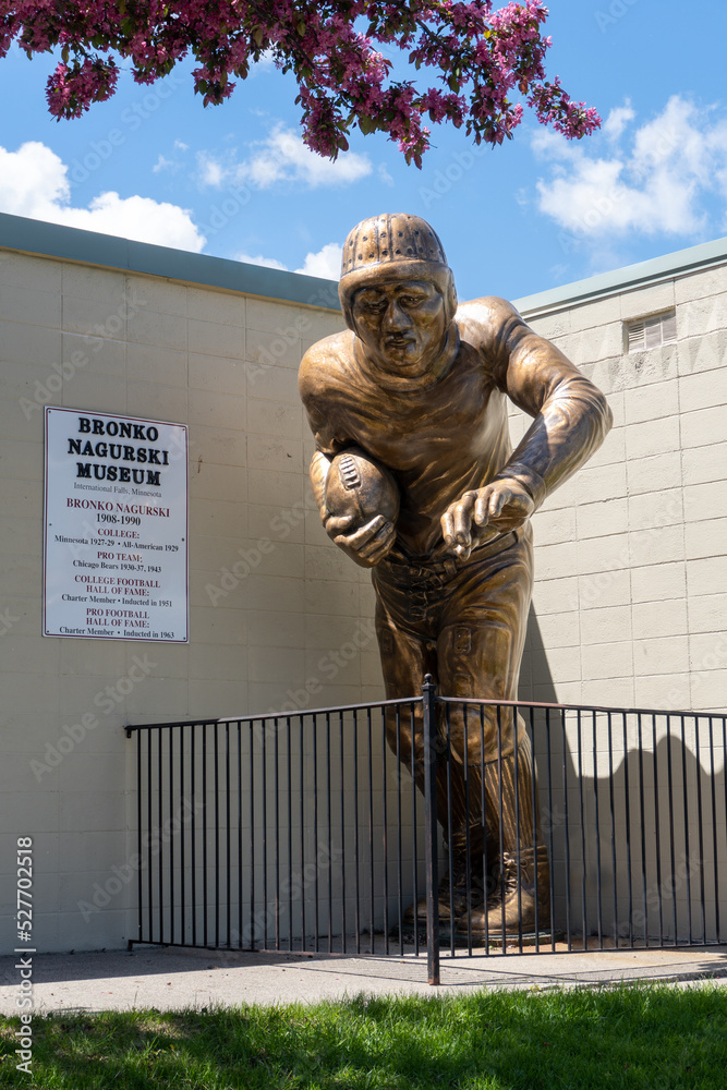 Bronislau Nagurski statue at Bronko Nagurski Museum in International ...