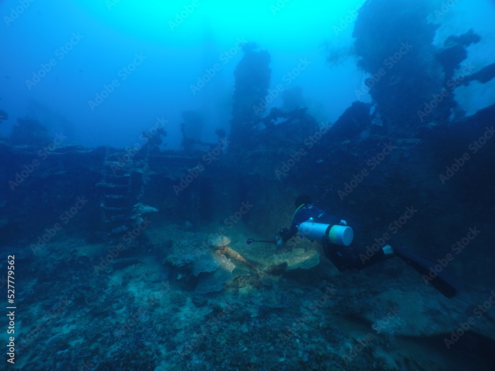 Diving on the "Iro" famous ship wrecks of the Palau archipelago. Diving ...