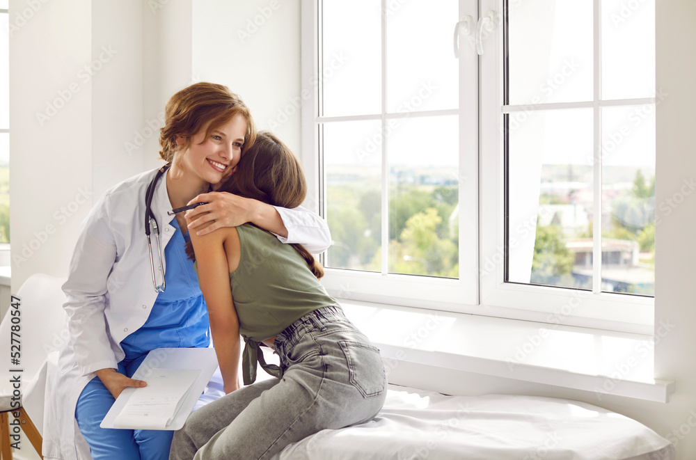 Stockfoto Good, friendly doctor supporting her teenage patient during ...