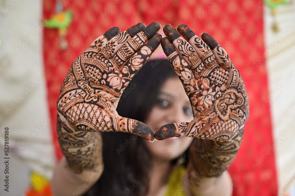 Hands of Beautiful Indian Bride In Wedding Henna Ceremony. Traditional ...