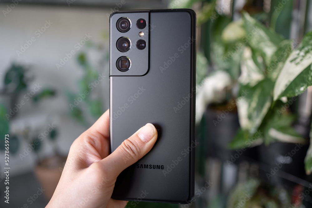 Fotka „PENANG, MALAYSIA - MAR 11, 2021: Hand holing the latest Samsung ...