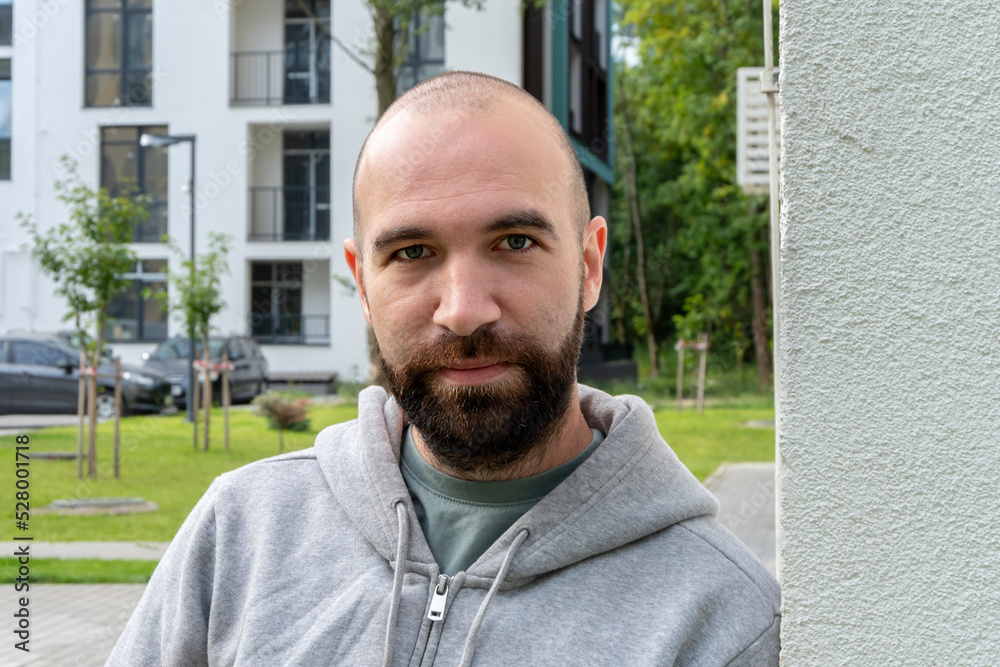 Portrait of a serious man 30-35 years old with a beard on the ...