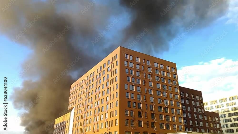 Wideo Stock: A fire in a multi-storey building, the building is burning ...