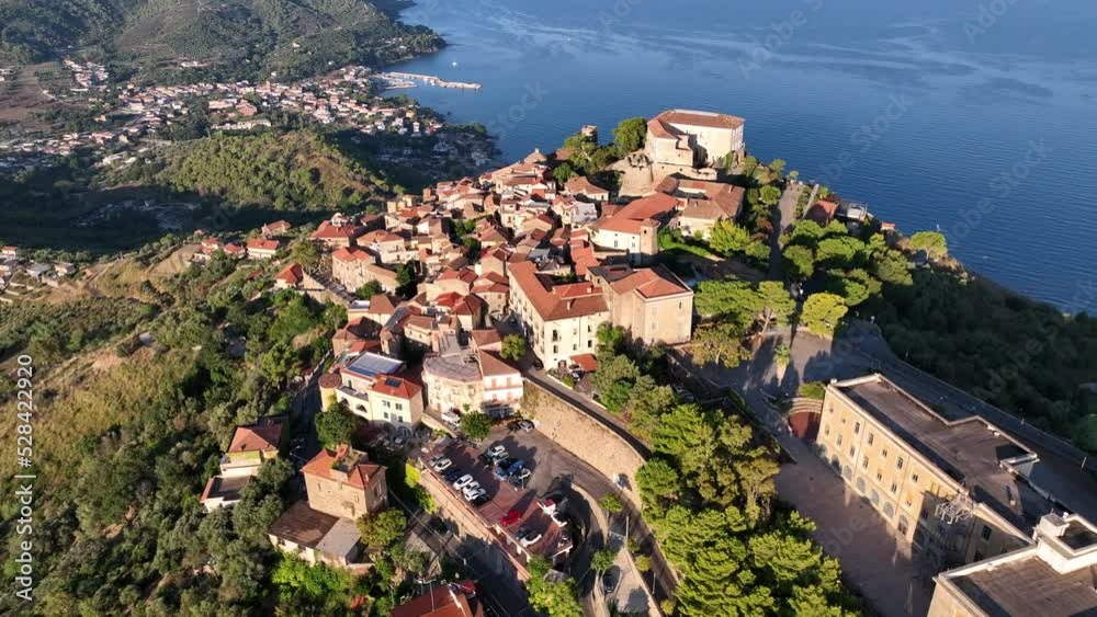 Castellabate, borgo antico della costa del Cilento. Vista aerea del ...