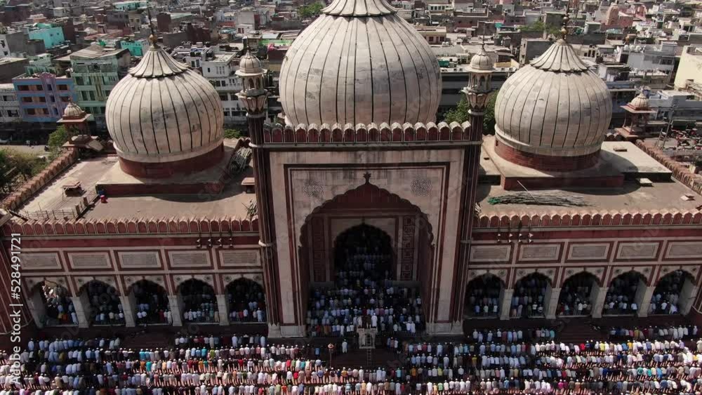 Stockvideon 4k Aerial drone shot of muslim peope praying at mosque ...