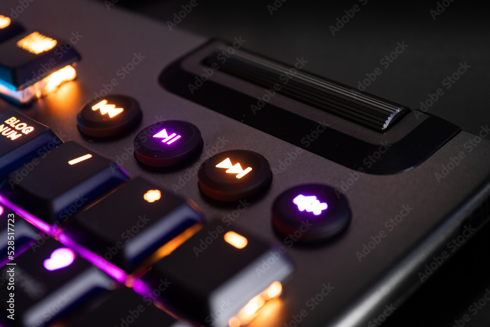 Botones de reproducción de un teclado moderno RGB Stock Photo | Adobe Stock